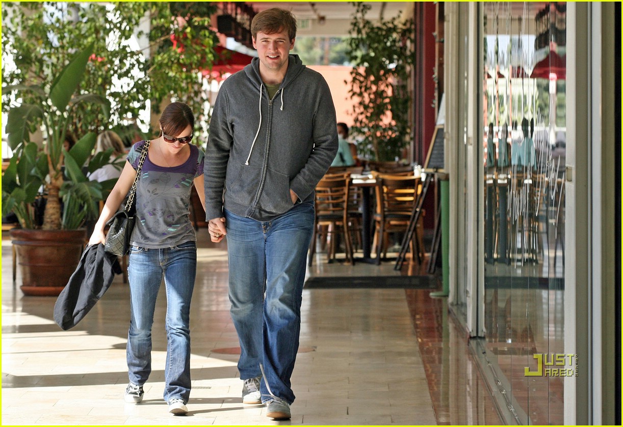 Christina Ricci's Engagement Ring -- FIRST LOOK: Photo 1798411 ...