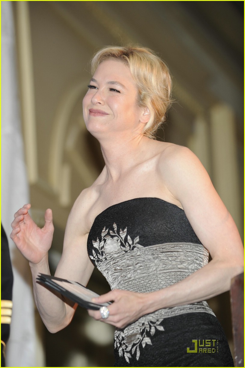 Renee Zellweger Smiles for Soliders: Photo 1812631 | Renee Zellweger ...