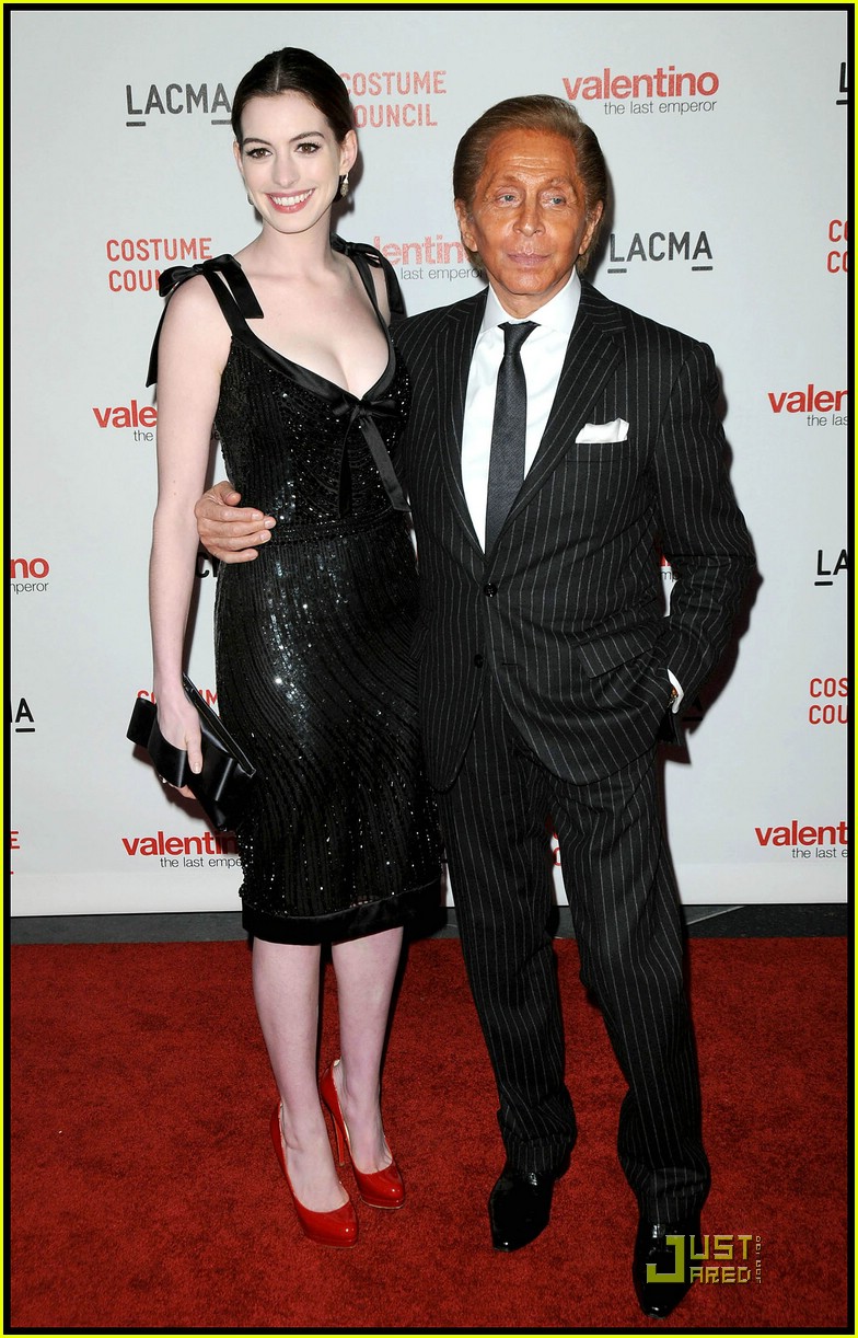 Anne Hathaway Views Valentino: Photo 1827871 | Anne Hathaway Photos ...
