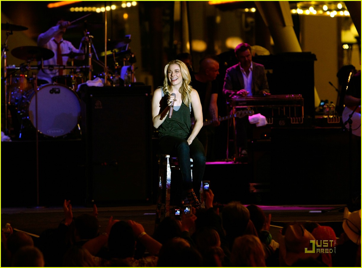 LeAnn Rimes Wins ACM's Humanitarian Award: Photo 1835451 | LeAnn Rimes ...