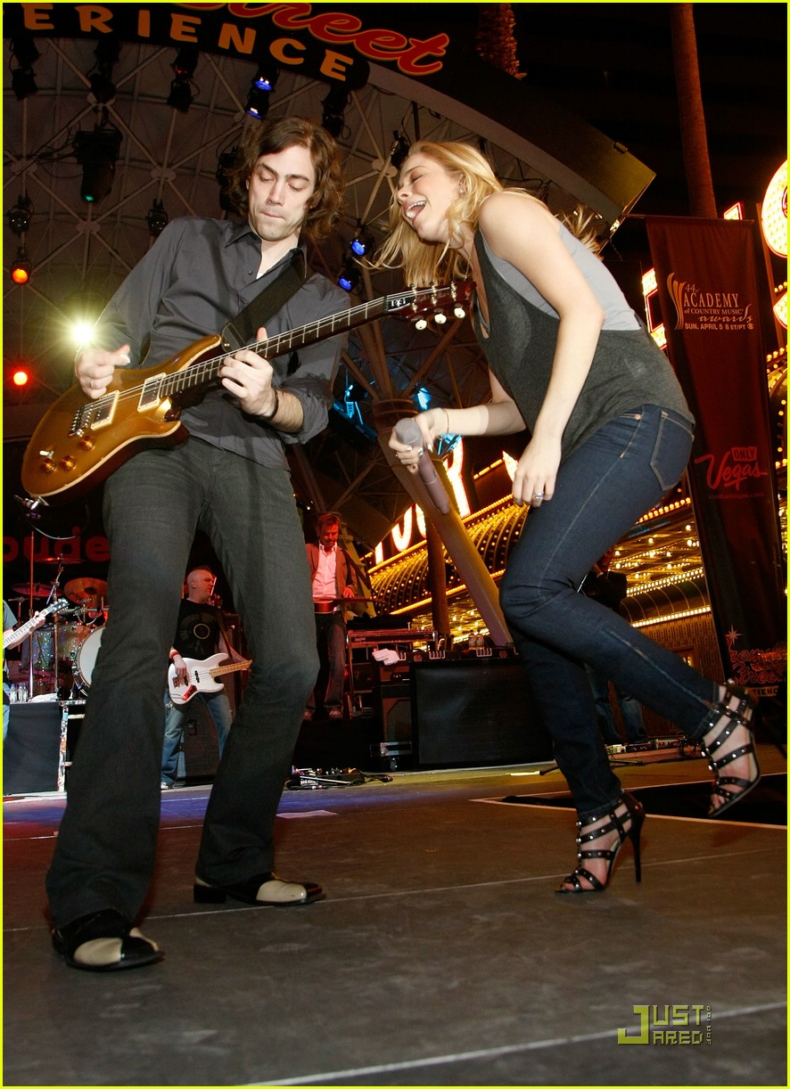 LeAnn Rimes Wins ACM's Humanitarian Award: Photo 1835681 | LeAnn Rimes ...