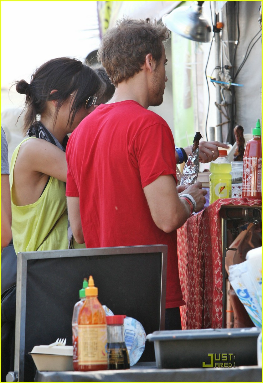 Jessica Stroup & Dustin Milligan: Coachella Couple: Photo 1864561 ...