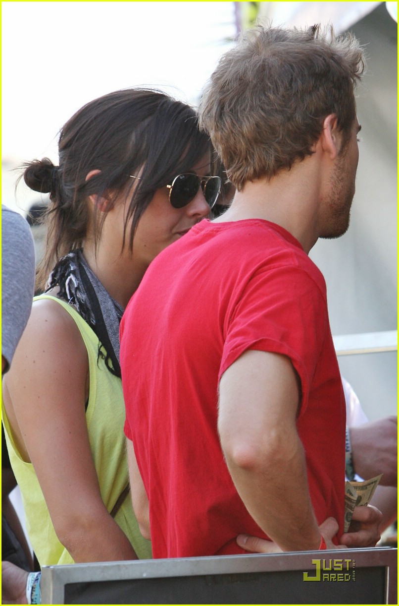 Jessica Stroup & Dustin Milligan: Coachella Couple: Photo 1864601 ...