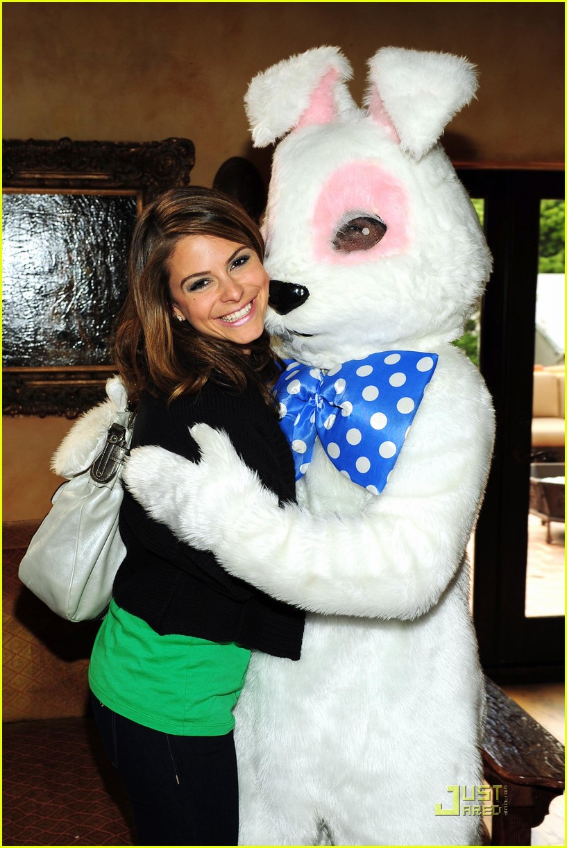 Jessica Stroup & Dustin Milligan: Easter Egg Crazy: Photo 1846761 ...
