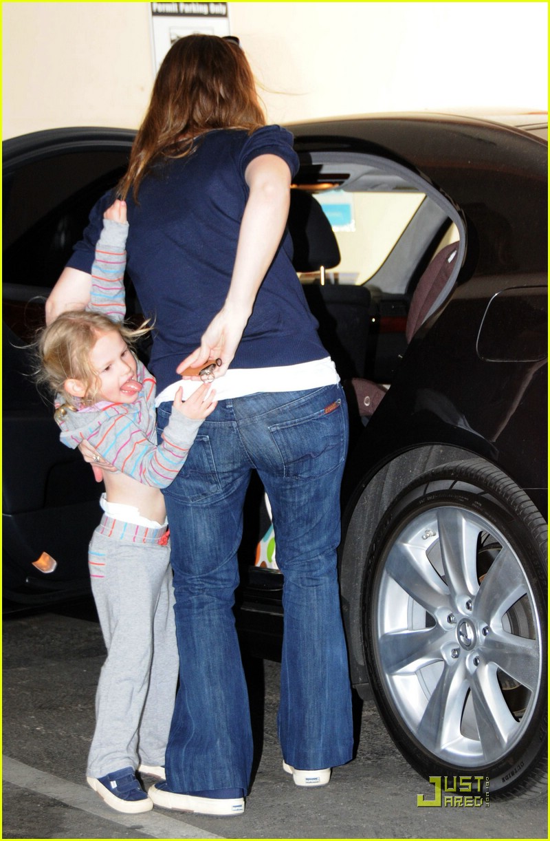 Violet Affleck: Piggyback Ride!: Photo 1843061 | Ben Affleck, Celebrity ...