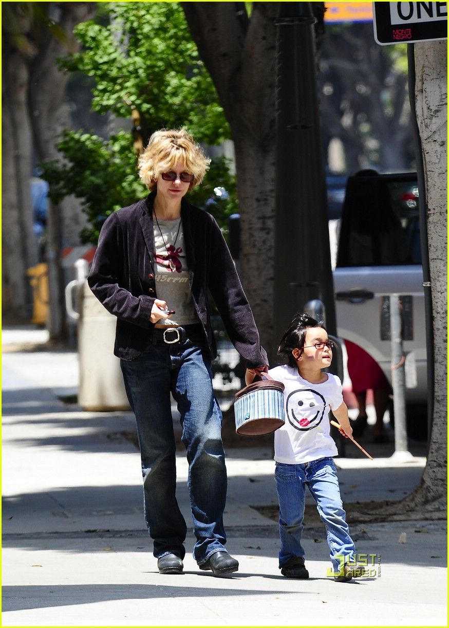 Daisy Ryan is Hockey Happy: Photo 1920931 | Celebrity Babies, Daisy ...