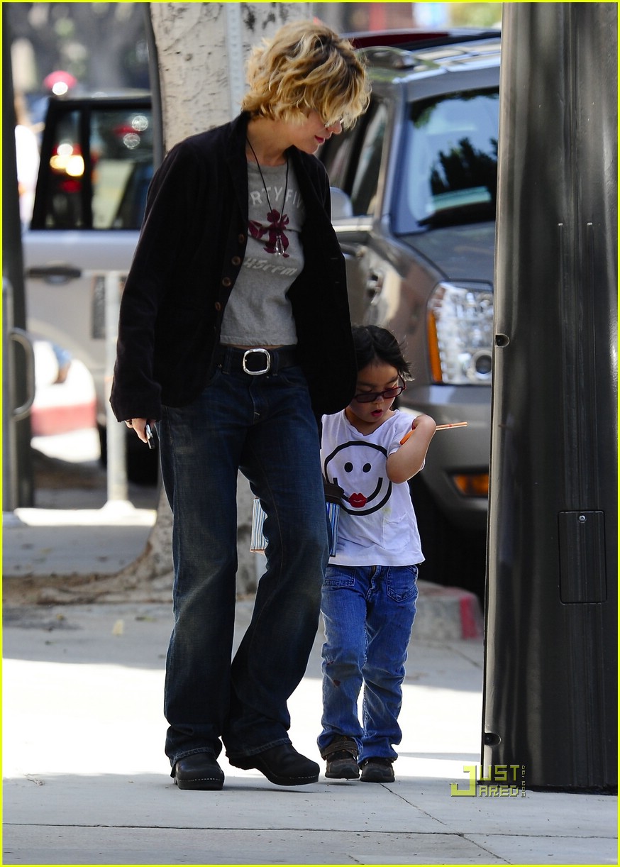 Daisy Ryan is Hockey Happy: Photo 1920971 | Celebrity Babies, Daisy ...