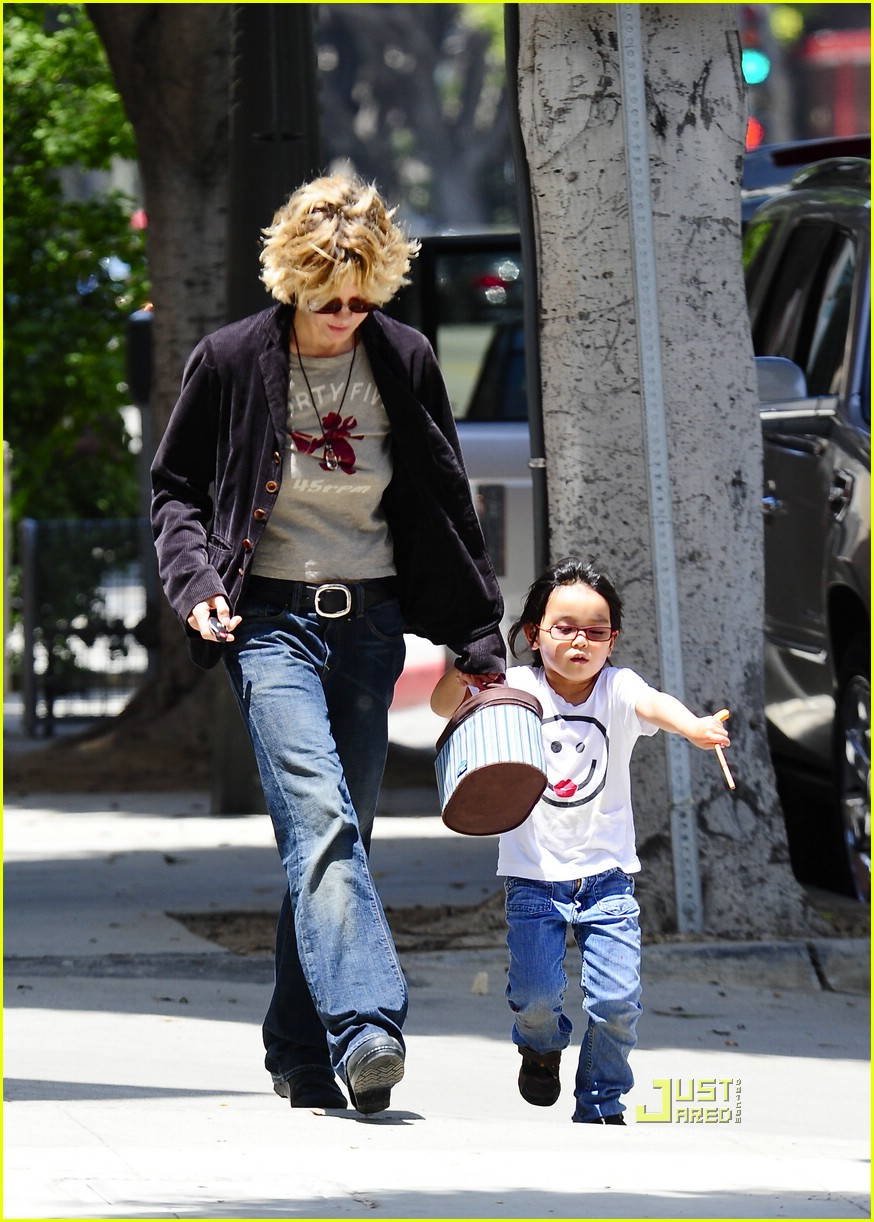 Daisy Ryan is Hockey Happy: Photo 1920981 | Celebrity Babies, Daisy ...