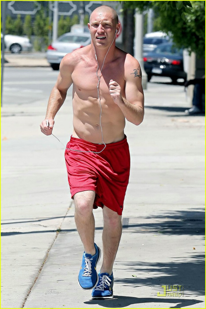 Lane Garrison: Shirtless Running!: Photo 1907141 | Lane Garrison ...