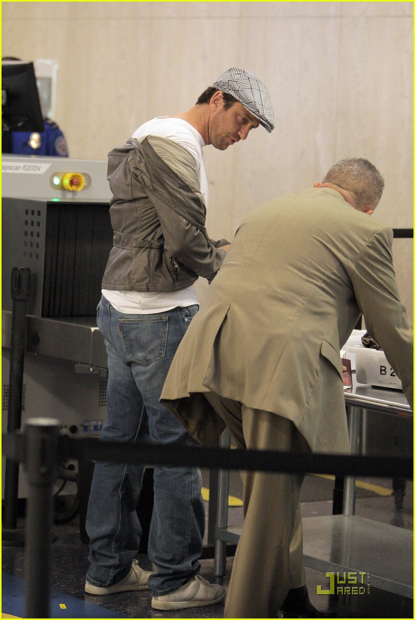 Gerard Butler Caps It Off Newsboy Style: Photo 1954701 | Gerard Butler ...