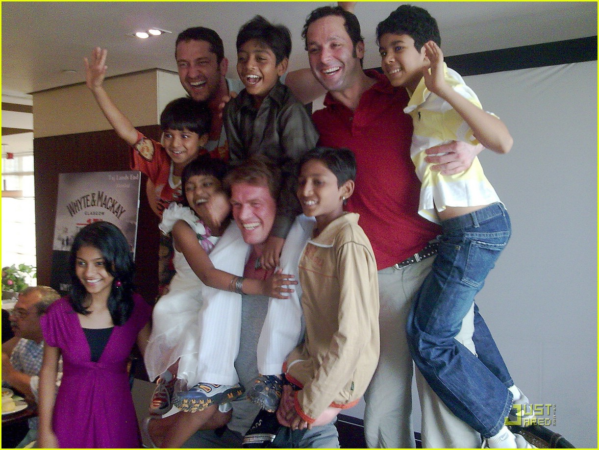 Gerard Butler Loves Slumdog Millionaire's Child Stars: Photo 1895971 ...