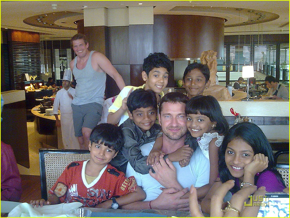 Gerard Butler Loves Slumdog Millionaire's Child Stars: Photo 1895981 ...