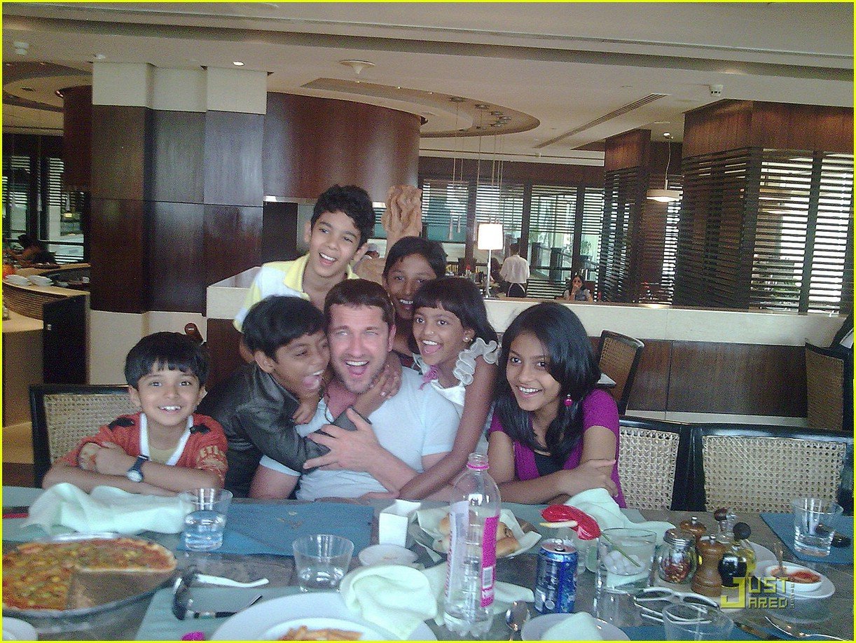 Gerard Butler Loves Slumdog Millionaire's Child Stars: Photo 1895991 ...