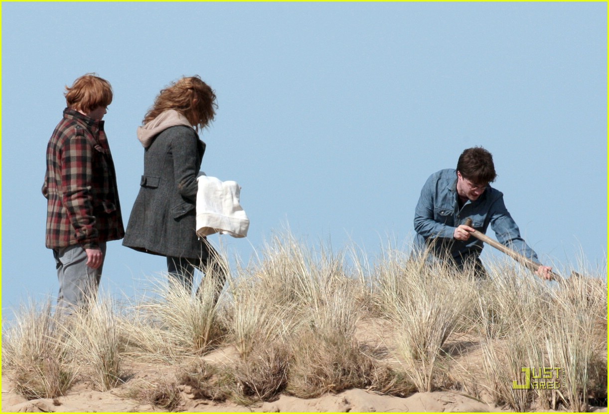 Daniel Radcliffe Digs In: Photo 1915471 | Daniel Radcliffe, Emma Watson ...