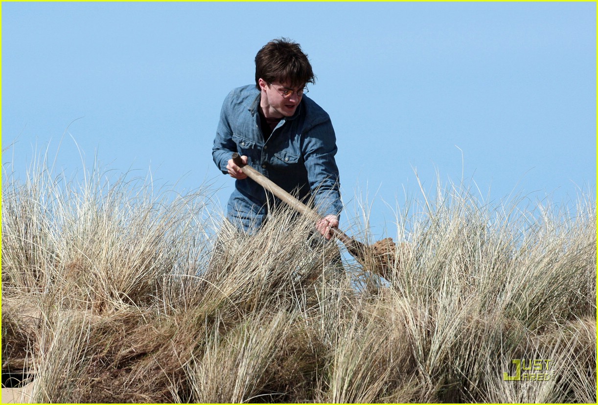 Daniel Radcliffe Digs In: Photo 1915541 | Daniel Radcliffe, Emma Watson ...