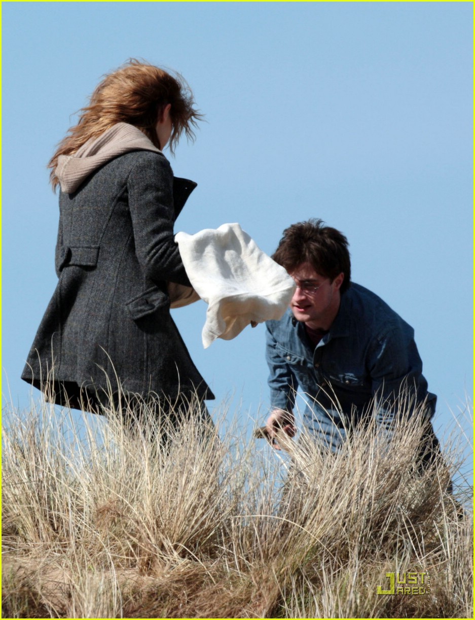 Daniel Radcliffe Digs In: Photo 1915571 | Daniel Radcliffe, Emma Watson ...