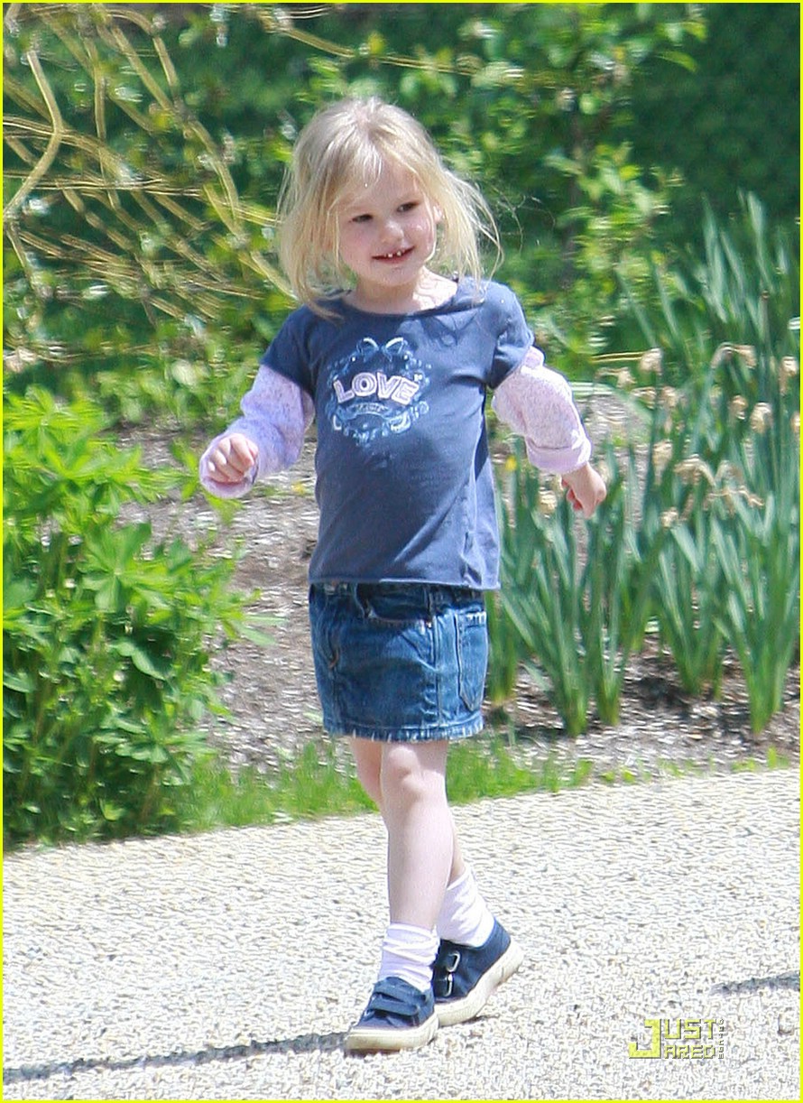 Violet Affleck is a Glitter Flower Girl: Photo 1916371 | Ben Affleck ...