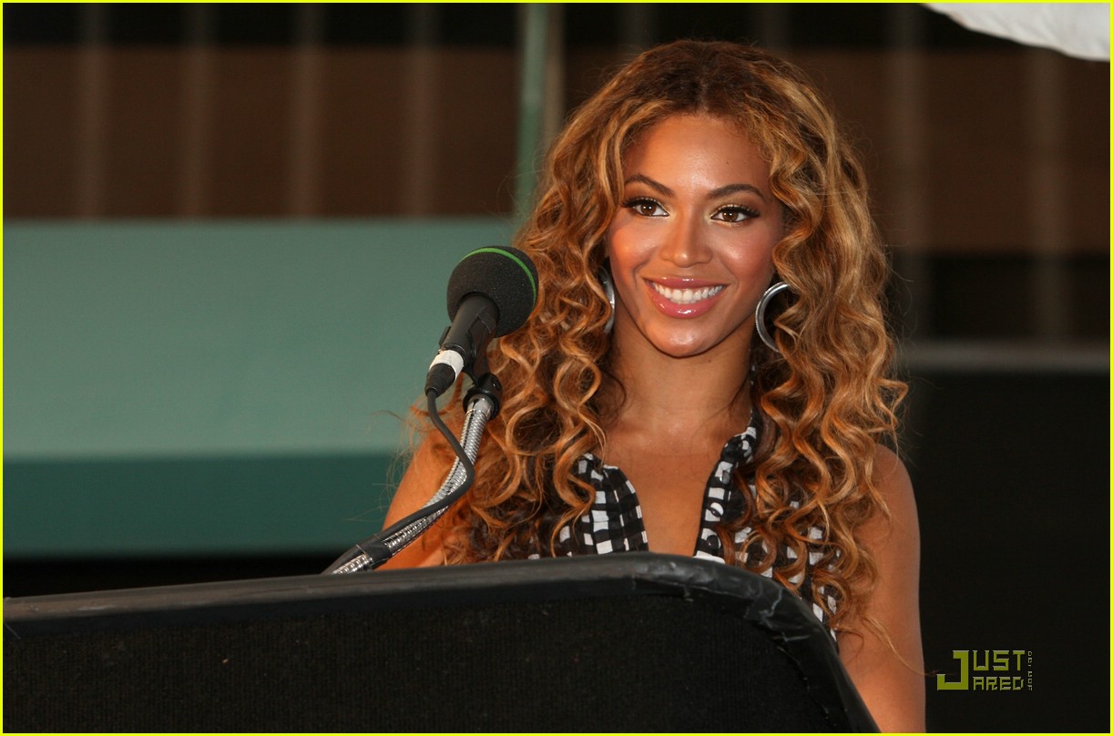 Beyonce Shows Her Helping Hand: Photo 2005381 | Beyonce Knowles Photos ...