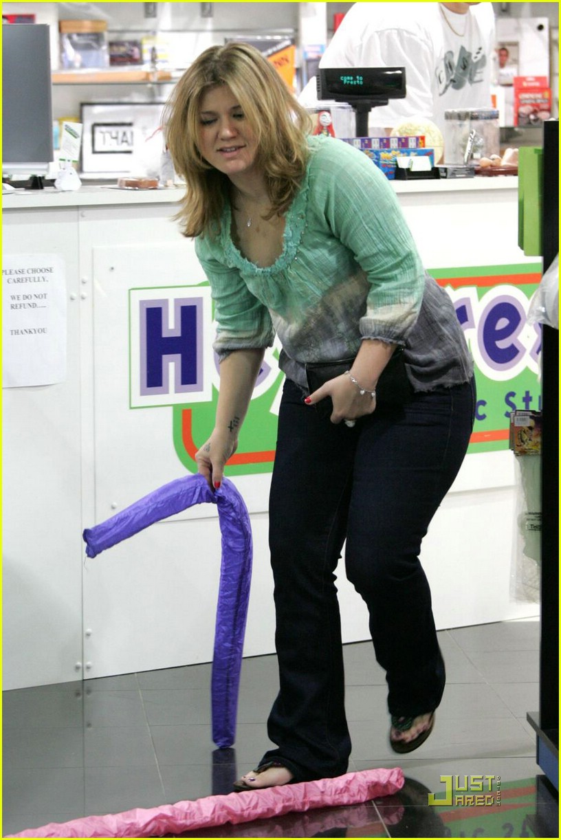 Kelly Clarkson is a Sexy Shutterbug: Photo 1965041 | Kelly Clarkson ...