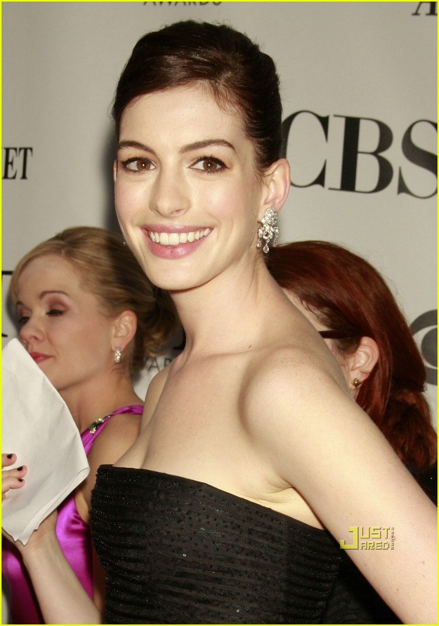Anne Hathaway - Tony Awards 2009: Photo 1974231 | Anne Hathaway, Tony ...