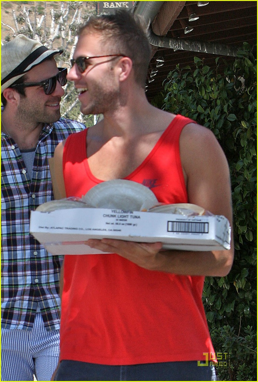 Zachary Quinto Goes Beach Shirtless: Photo 2017821 | Shirtless, Zachary ...