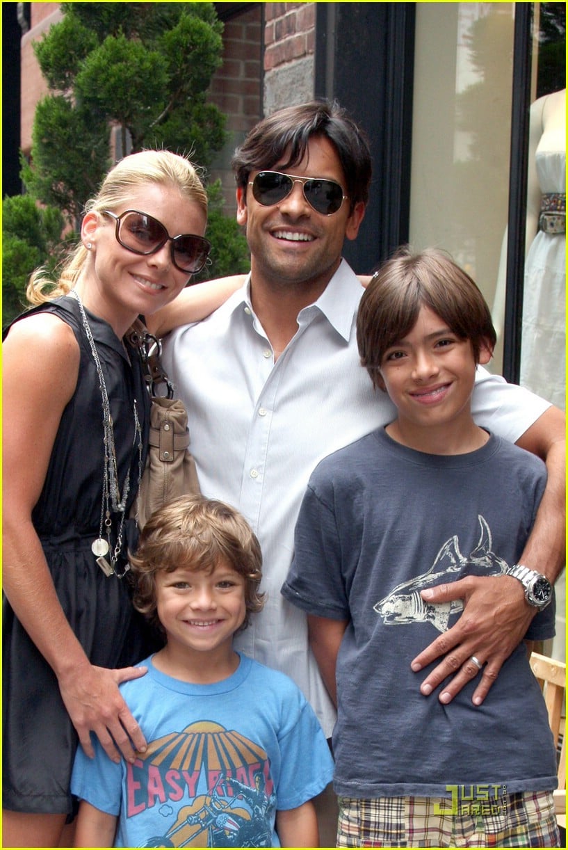 Kelly Ripa & Mark Consuelos: SoHo Sweethearts: Photo 2015841 ...