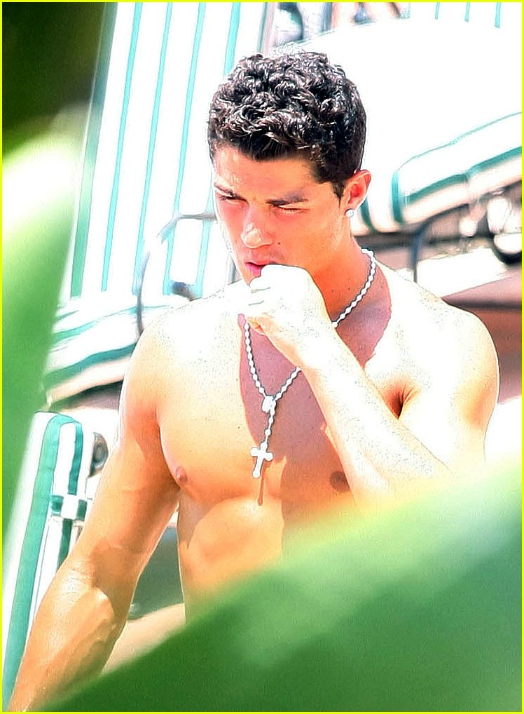 Cristiano Ronaldo Shows Off Shirtless: Photo 1992431 | Cristiano ...