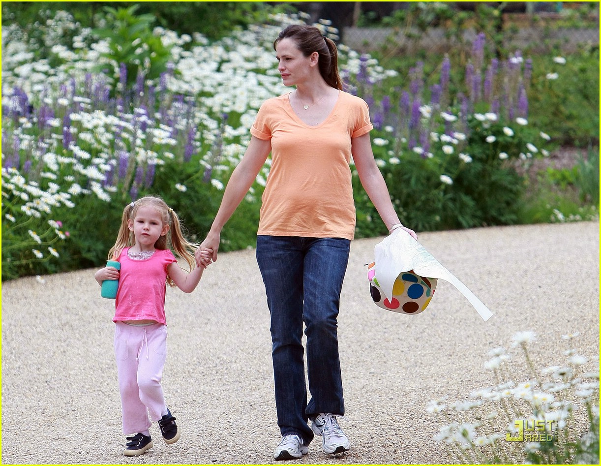 Violet Affleck is Painting Pretty: Photo 1970591 | Ben Affleck ...