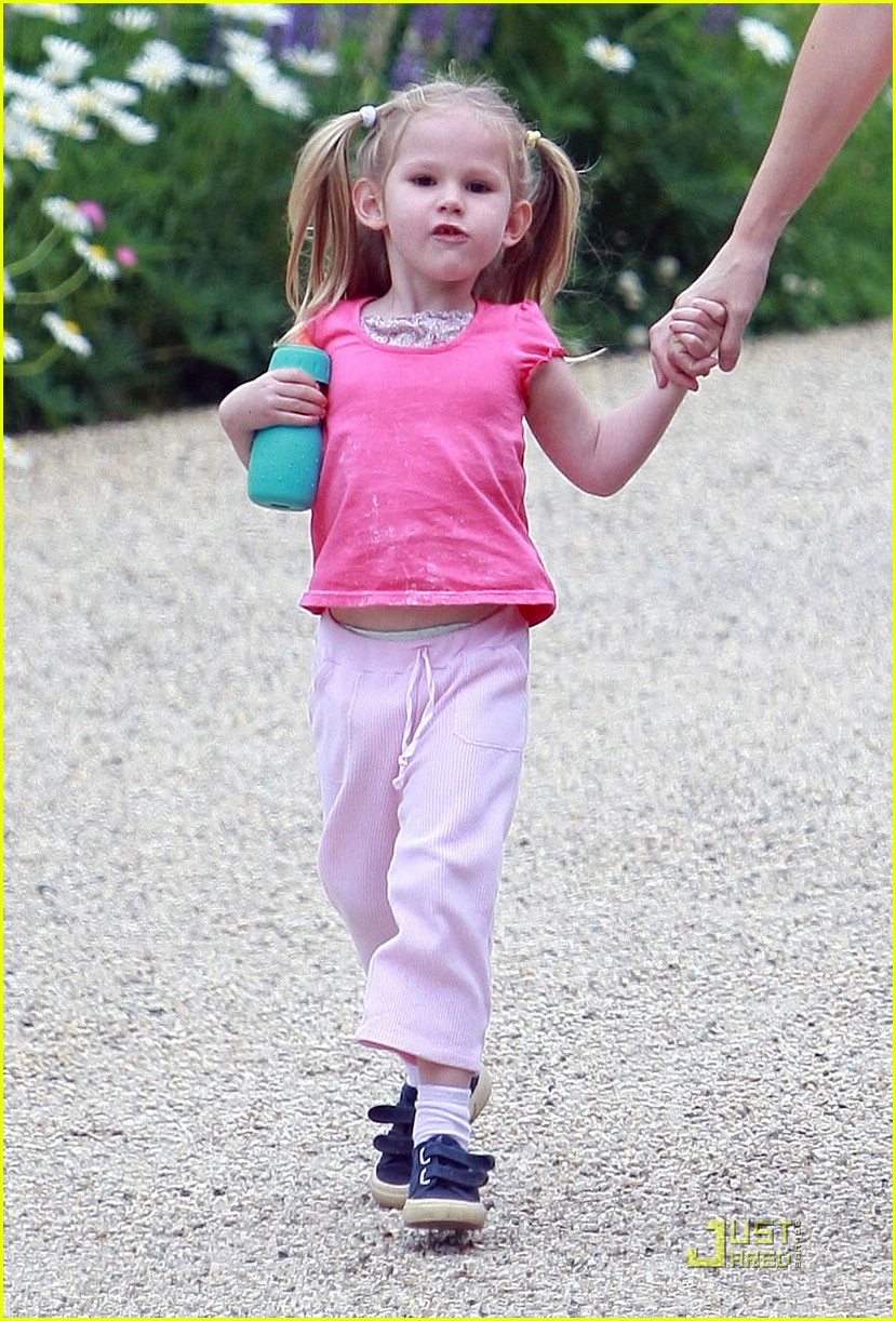 Violet Affleck is Painting Pretty: Photo 1970651 | Ben Affleck ...