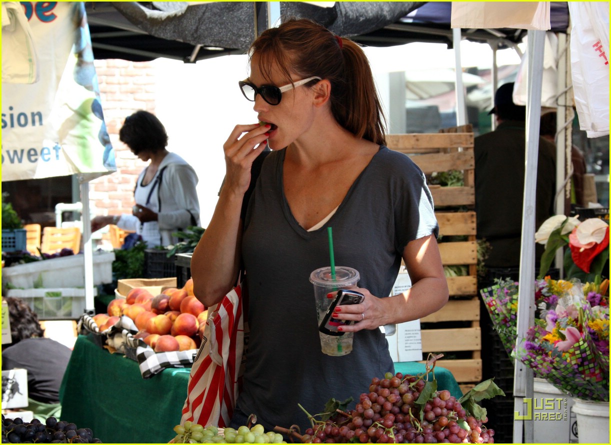 Jennifer Garner is a Grapes Girl: Photo 2077682 | Jennifer Garner ...