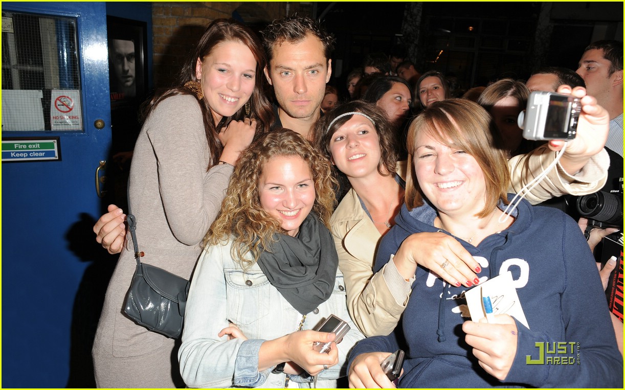 Jude Law Has More Than Two Tattoos: Photo 2041951 | Jude Law Photos ...
