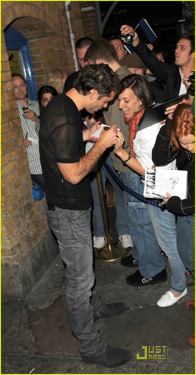 Jude Law Has More Than Two Tattoos: Photo 2041981 | Jude Law Pictures ...