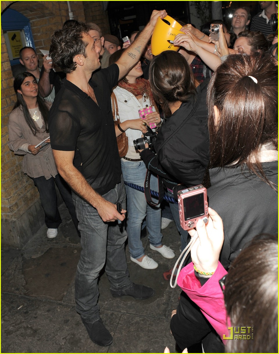 Jude Law Has More Than Two Tattoos: Photo 2042001 | Jude Law Photos ...