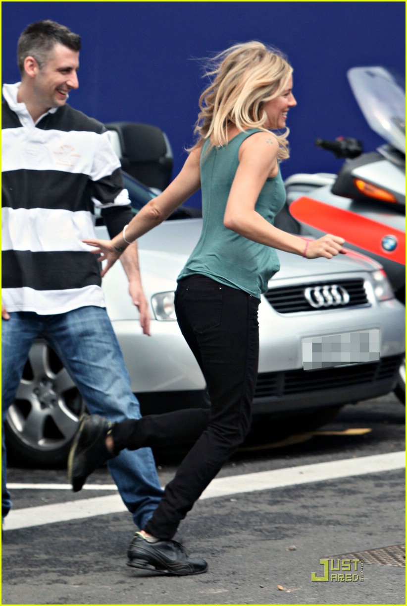 Sienna Miller Scores Driver's License: Photo 2045311 | Sienna Miller ...