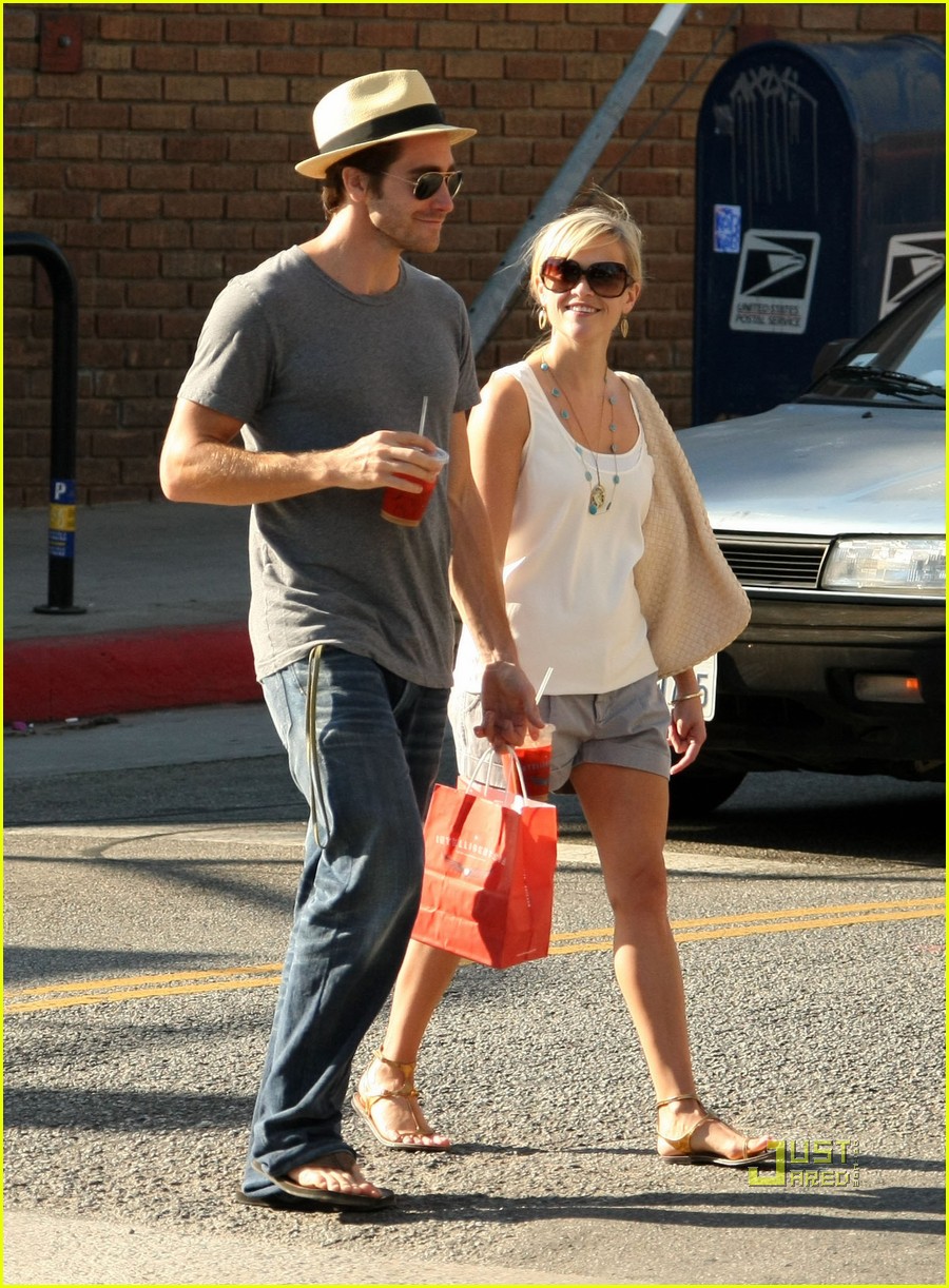 Jake Gyllenhaal: Shalom Sesame!: Photo 2172541 | Jake Gyllenhaal, Reese ...