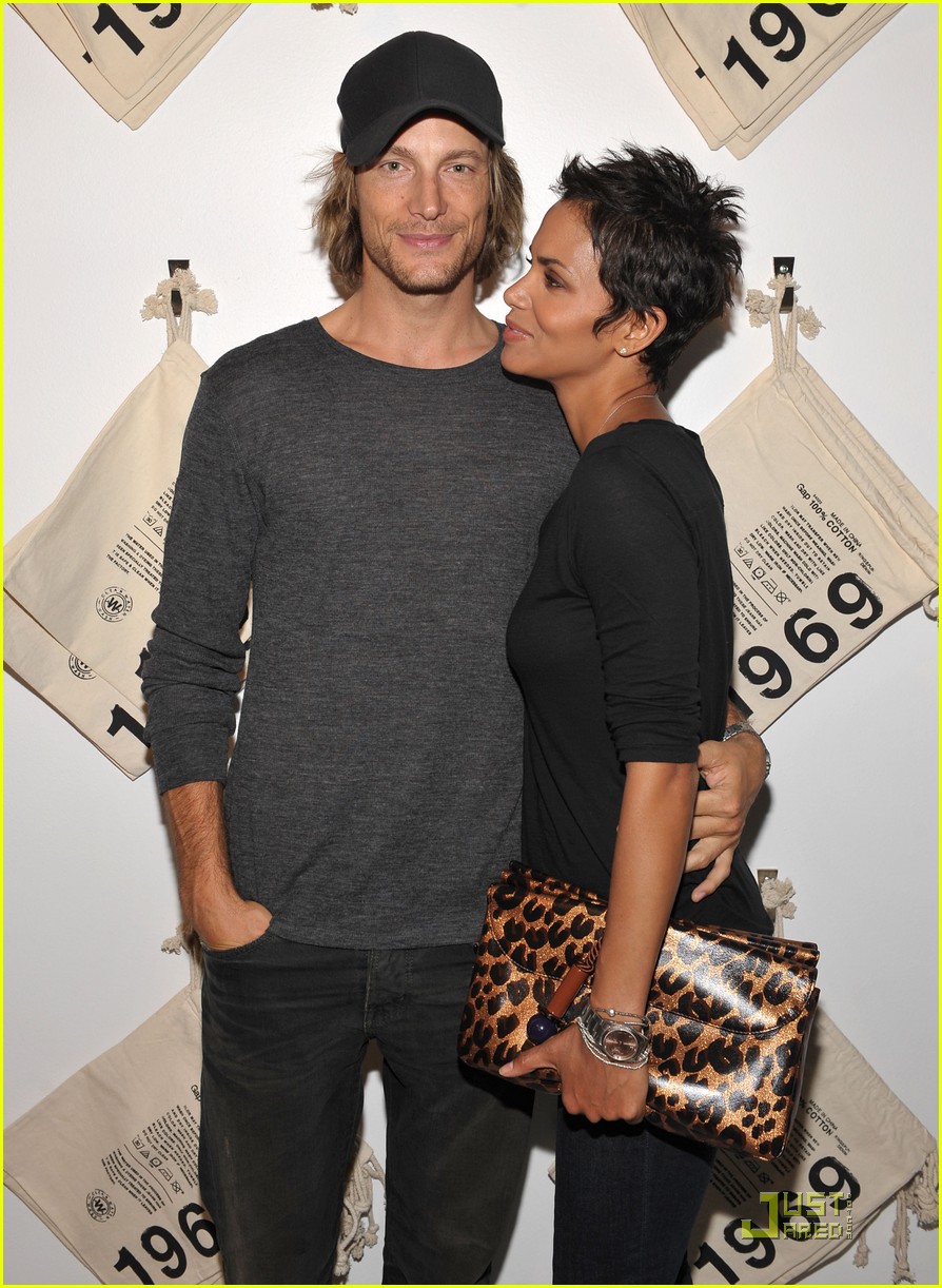 Halle Berry: Gap Girl: Photo 2108782 | Gabriel Aubry, Halle Berry ...