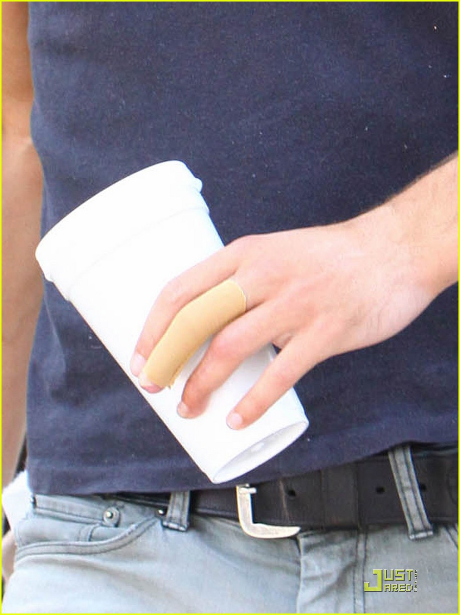 Shia LaBeouf: Shoe Slippage!: Photo 2129001 | Shia LaBeouf Photos ...