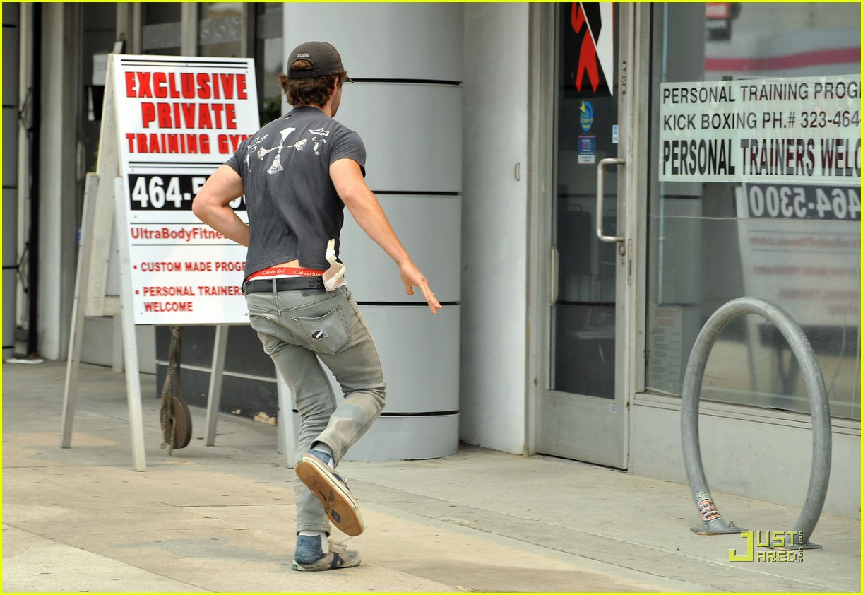 Shia LaBeouf: Shoe Slippage!: Photo 2129011 | Shia LaBeouf Photos ...