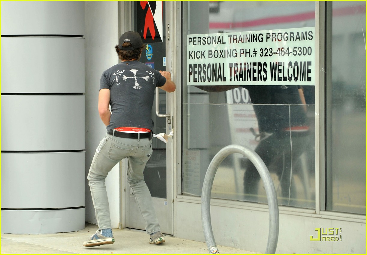 Shia LaBeouf: Shoe Slippage!: Photo 2129031 | Shia LaBeouf Photos ...