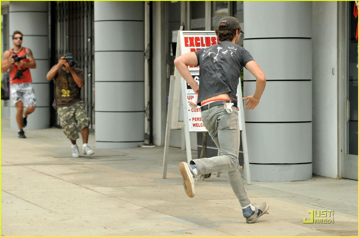 Shia LaBeouf: Shoe Slippage!: Photo 2129101 | Shia LaBeouf Photos ...