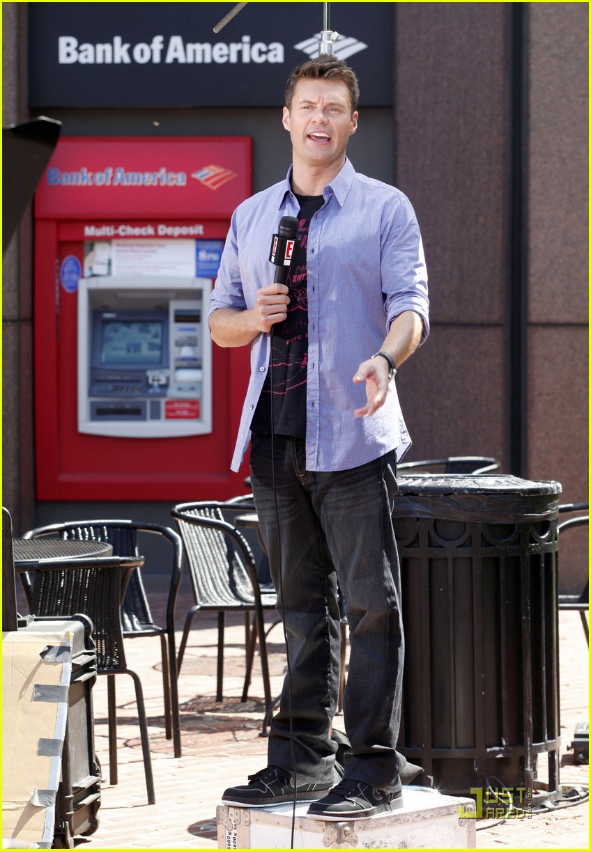 Ryan Seacrest Receives Height Help From A Box: Photo 2130911 | Ryan ...