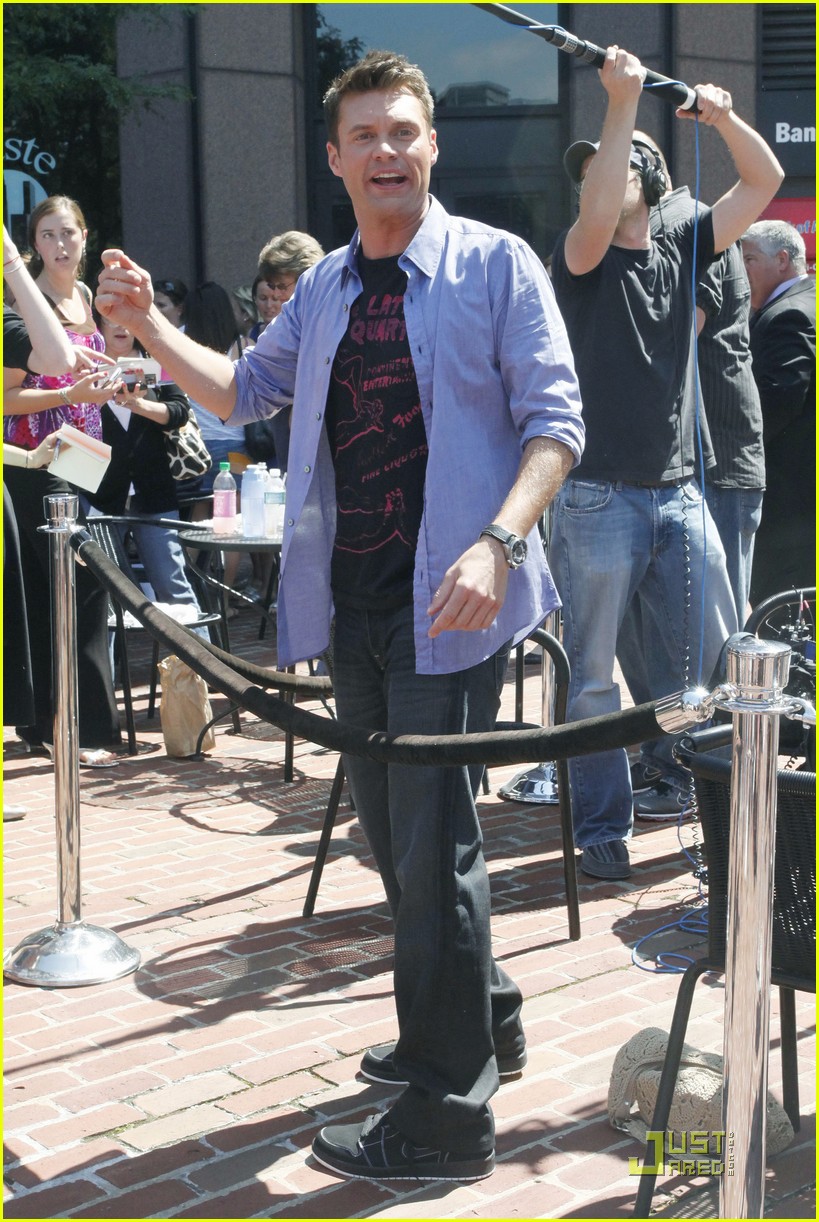 Ryan Seacrest Receives Height Help From A Box: Photo 2130931 | Ryan ...