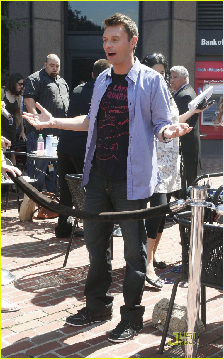 Ryan Seacrest Receives Height Help From A Box: Photo 2130941 | Ryan ...