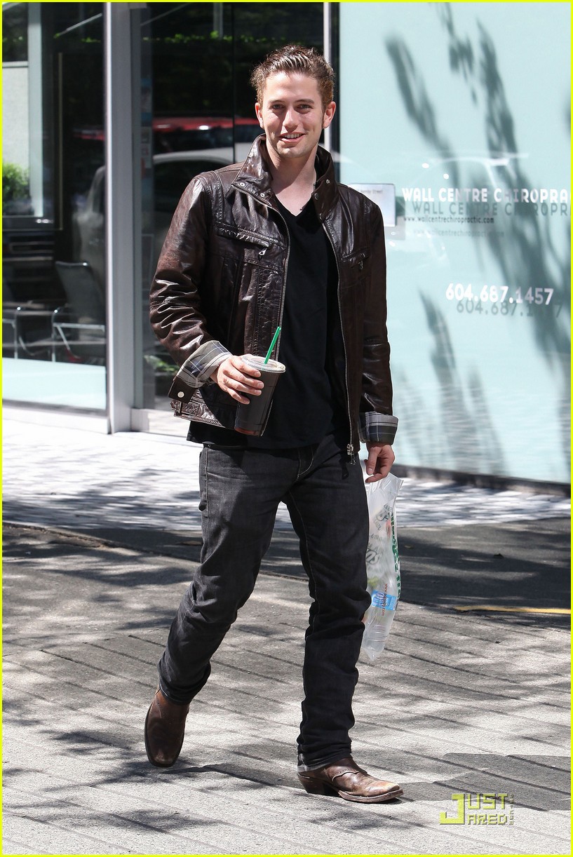 Kristen Stewart is a Beanie Babe: Photo 2142421 | Ashley Greene ...