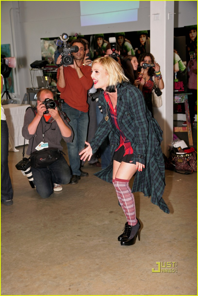 Drew Barrymore Dips Her Hair In Black Dye: Photo 2204232 | Drew ...