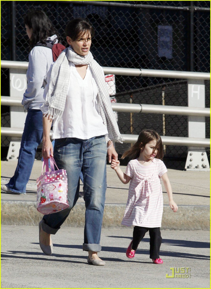 Suri Cruise: Hello Kitty Cutie: Photo 2230381 | Celebrity Babies ...