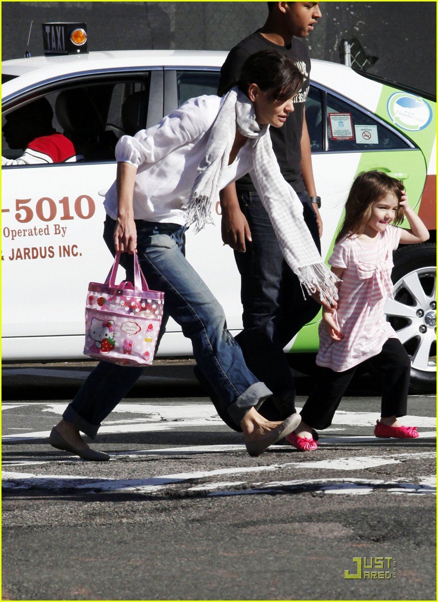 Suri Cruise: Hello Kitty Cutie: Photo 2230391 | Celebrity Babies ...
