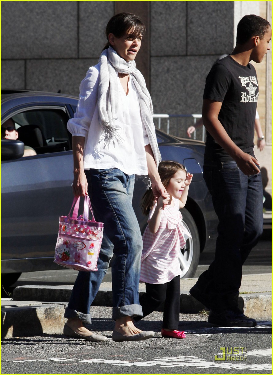 Suri Cruise: Hello Kitty Cutie: Photo 2230441 | Celebrity Babies ...