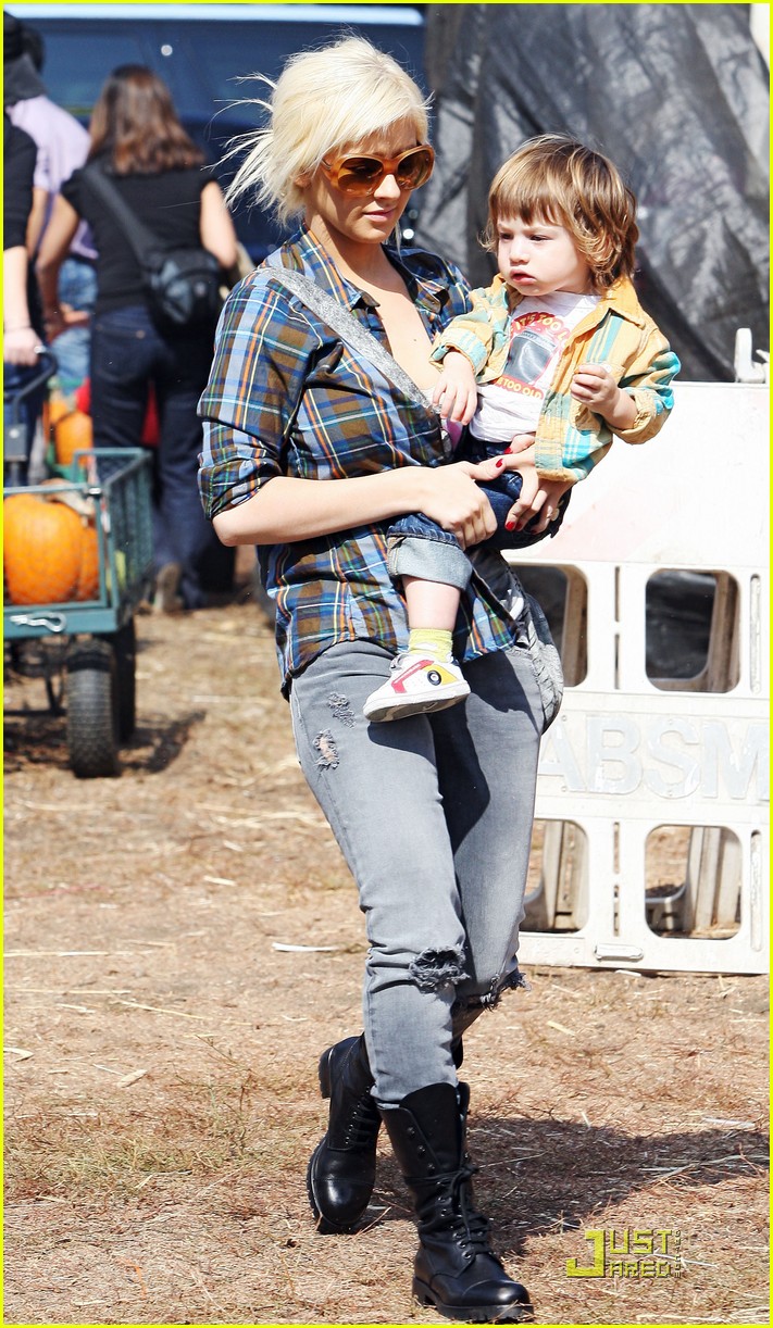 Christina Aguilera Visits A Pumpkin Patch: Photo 2280282 | Celebrity Babies, Christina Aguilera ...