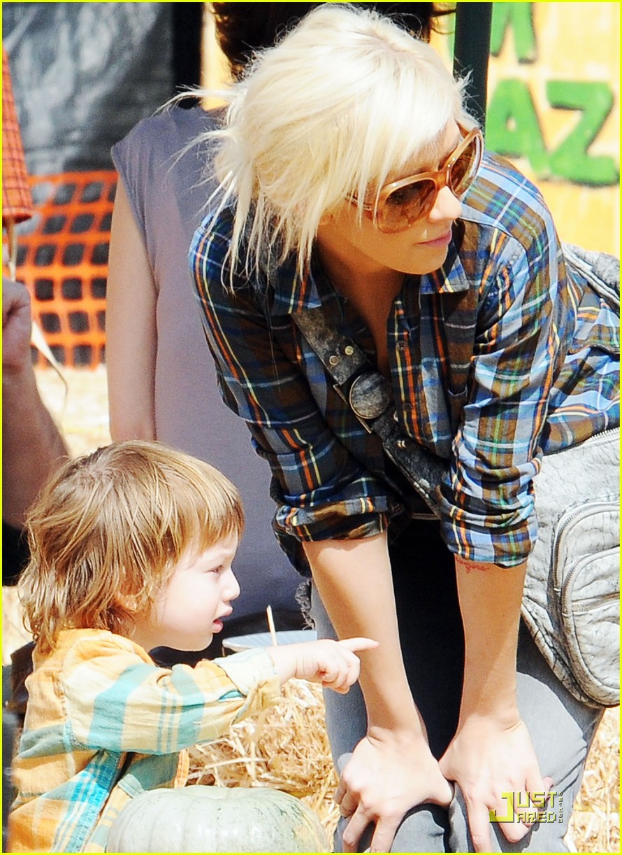 Christina Aguilera Visits A Pumpkin Patch: Photo 2280362 | Celebrity Babies, Christina Aguilera ...